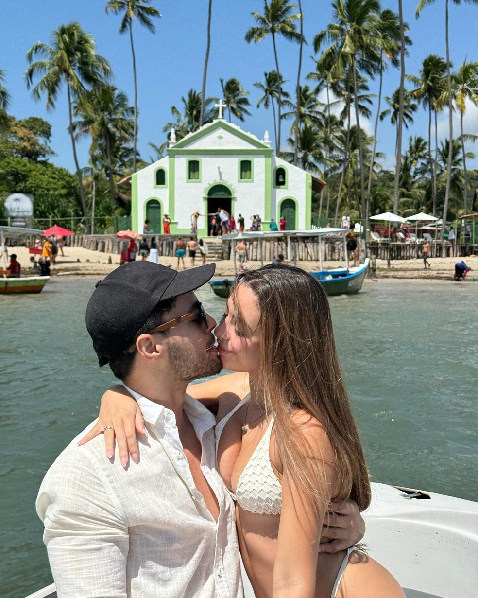 Musa do OnlyFans que vende água do banho para pagar noivado é pedida em ...