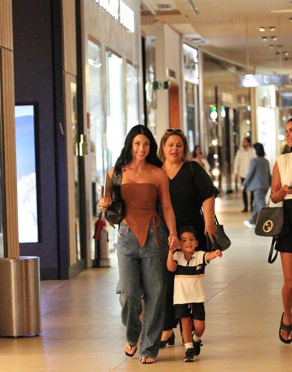 Rayane Figliuzzi, namorada de Belo, passeio com o filho em shopping no ...