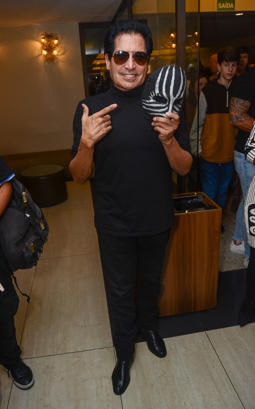 Lembra dele? Ícone dos anos 1990, Mister M vai sem máscara a première em SP