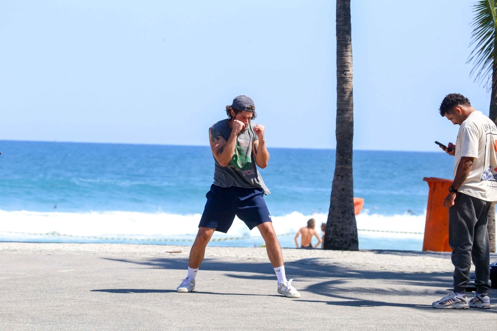 Chay Suede treina boxe à beira da praia no Rio de Janeiro