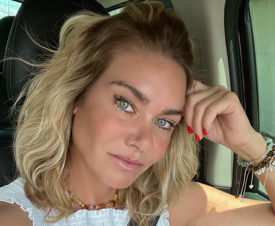 De maiô branco cavado, Luize Altenhofen enfrenta calor com banho em ...