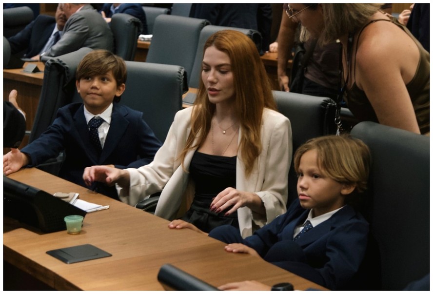 Sarah Poncio leva filhos para a Assembleia Legislativa: 'Vieram ...