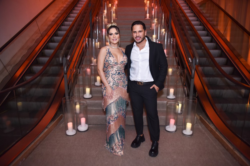 Famosos prestigiam casamento de Mirela Janis e Yugnir; veja looks
