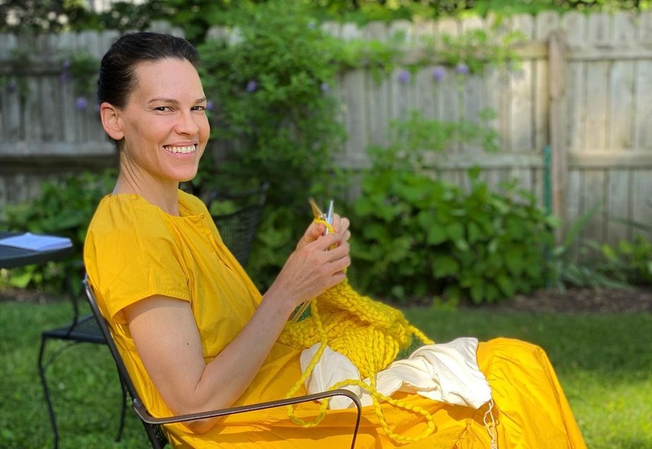 Hilary Swank celebra gravidez aos 48 anos: 'Queria desde menina'