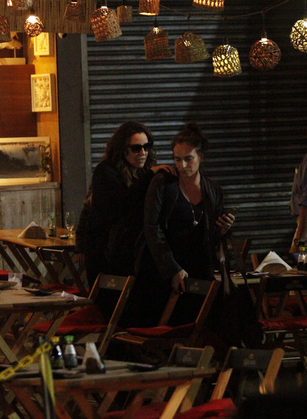 Cantora Ana Carolina e a namorada curtem noitada em clima de romance