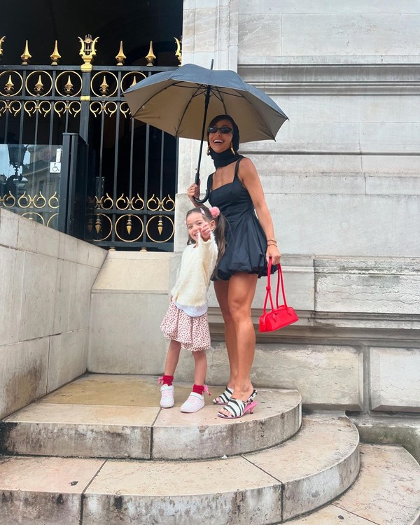 Sabrina Sato posa em frente à Torre Eiffel com os pais e a filha em Paris