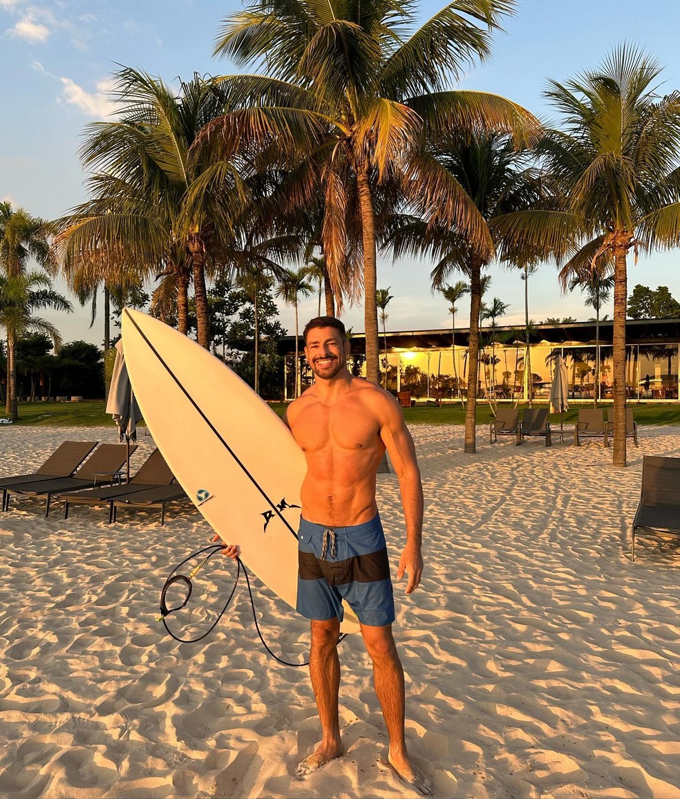 Cauã Reymond bota corpo sarado para jogo e agita a web: 'Que homem!'