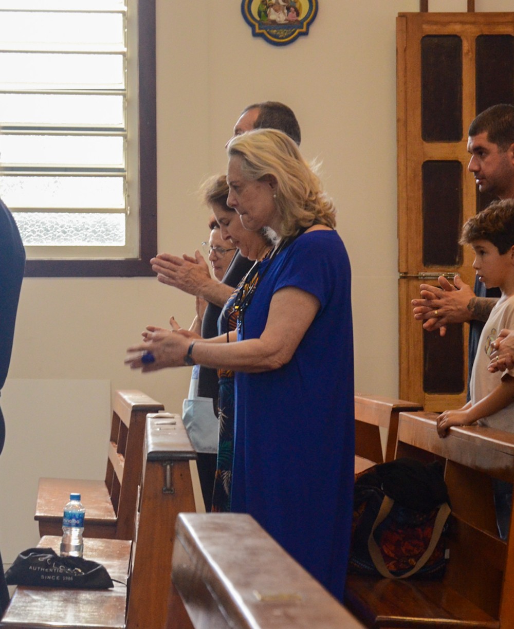 Elizabeth Savala se emociona em missa de sétimo dia da mãe, Isabel Savala