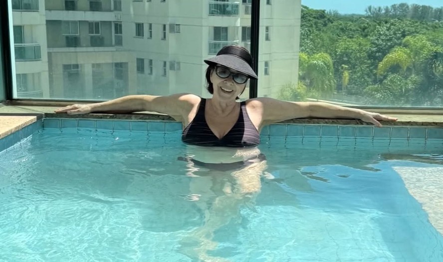 De biquíni, Nívea Maria aproveita dia em piscina