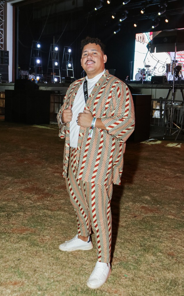 Lucas Buda posa sorridente após ser criticado por affair, prima de MC Binn