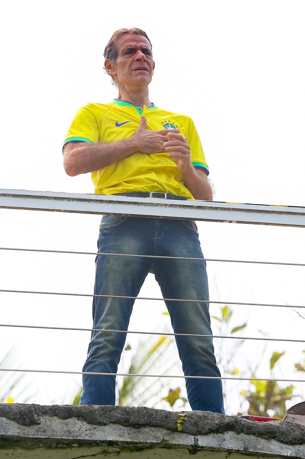 Com ordem de despejo, Mário Gomes enfrenta policiais e bate panela em ...