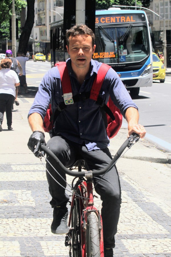 Ex-'Malhação' Daniel Dalcin vende frango assado e faz entregas ...