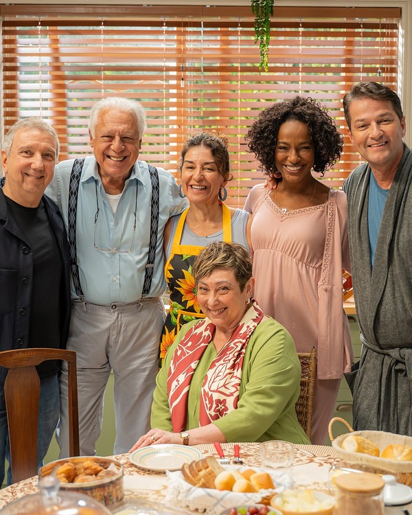 Elenco de 'Mundo da Lua' se reúne em lançamento da nova série após 33 anos