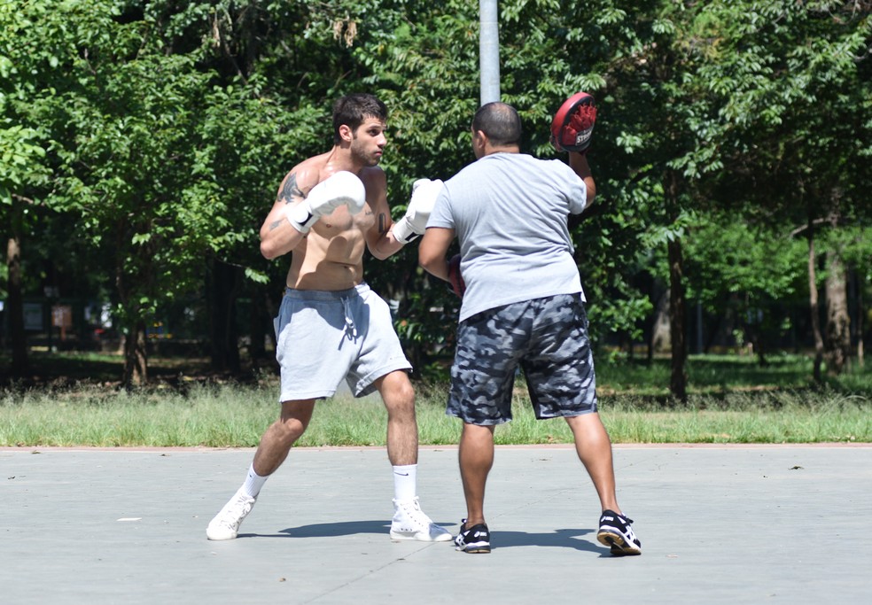 Chay Suede treina boxe em praça de São Paulo