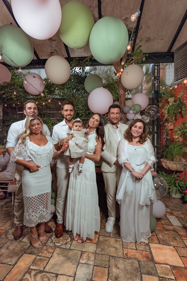 Thiago Arancam e Aline Frare batizam Angelina, de sete meses, em São Paulo