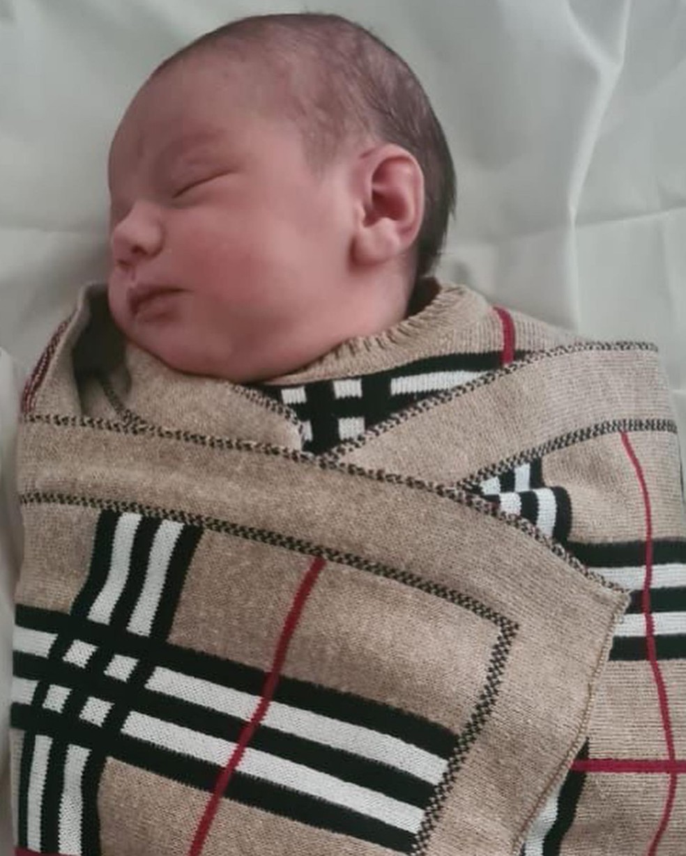 Ratinho apresenta o neto recém-nascido: 'Família aumentou de novo'