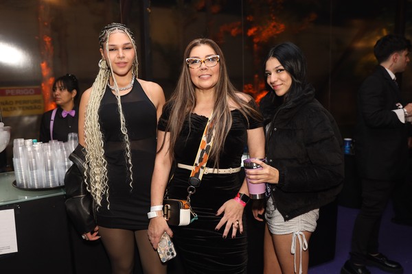 Filha de Simony faz 'arrume-se comigo' e cantora reage: 'Olhas as ...