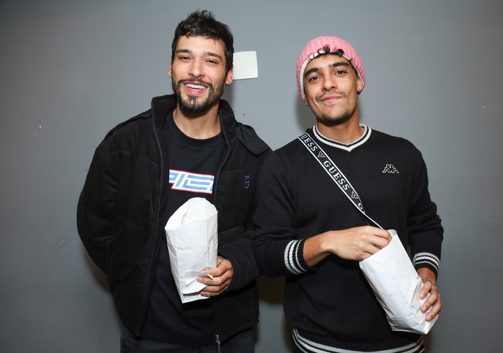 Bruno Fagundes e o namorado, Igor Fernandez, vão juntos a première