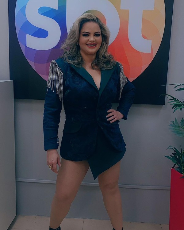 Quem era Dani Li, cantora que morreu aos 42 anos após sofrer ...