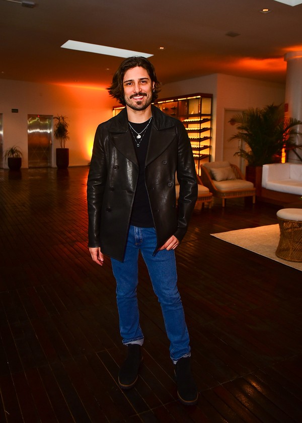 Miss Brasil Natália Guimarães rouba a cena em evento de beleza em SP