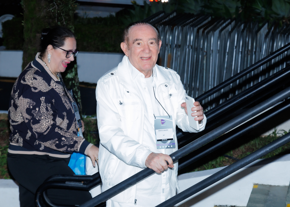 Renato Aragão se emociona no palco do Teleton e realiza sonho de Ratinho
