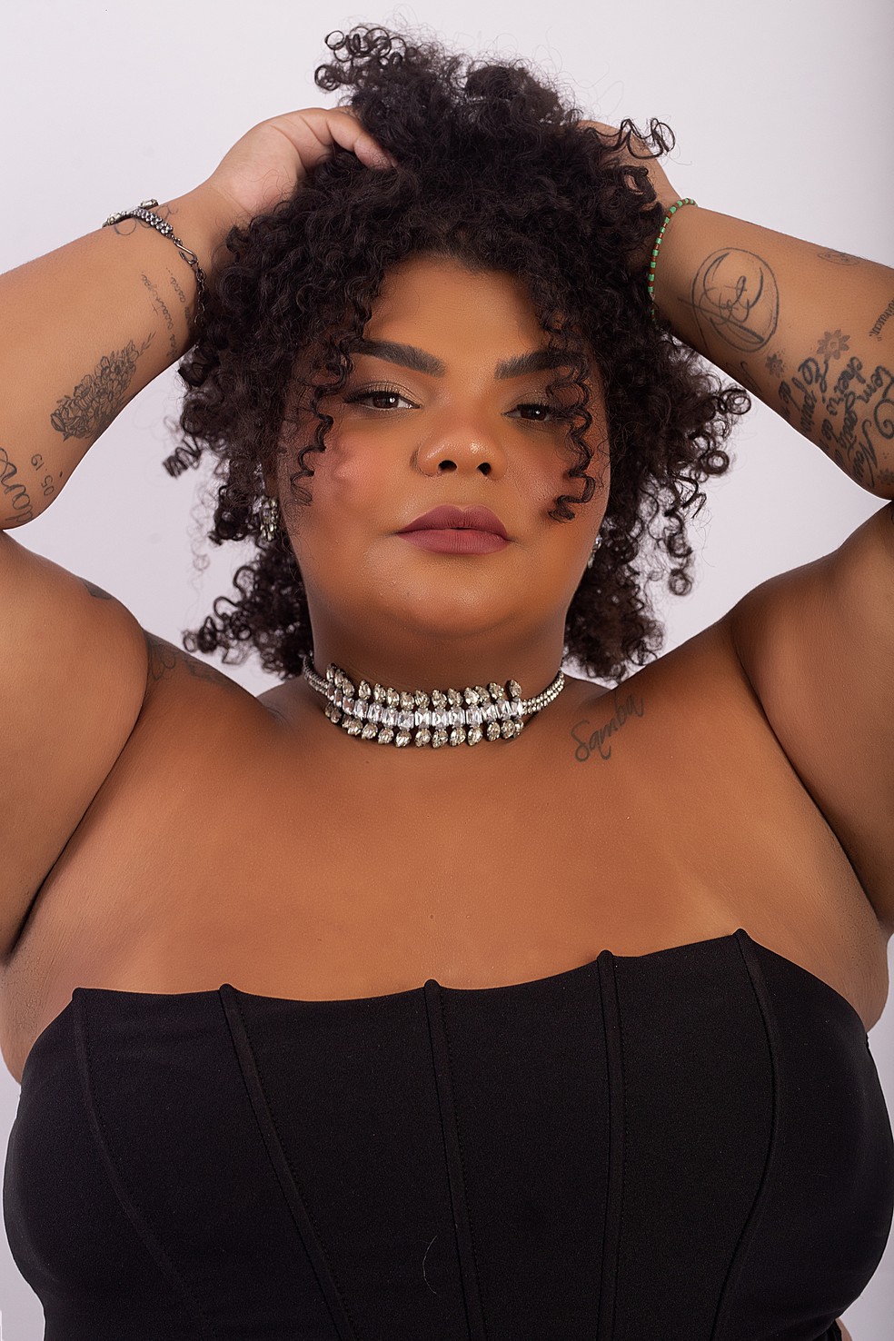 Flora Cruz celebra reta final de faculdade de moda em meio a desafios ...