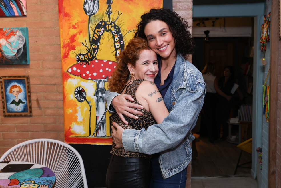Débora Nascimento posa com namorado em inauguração de teatro no Rio de ...