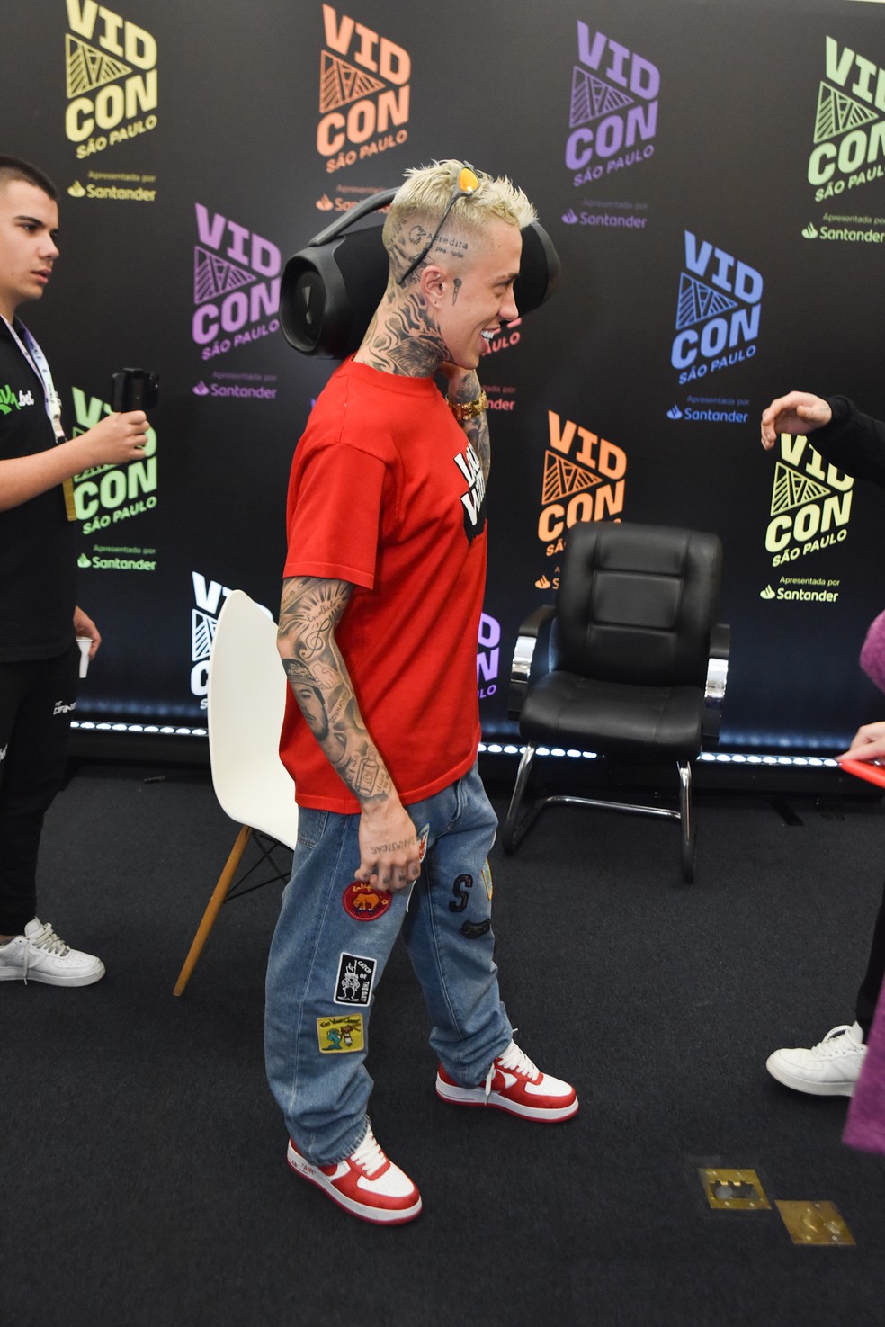 MC Daniel ostenta anéis enormes em ouro 18 quilates e caixa de som gigante