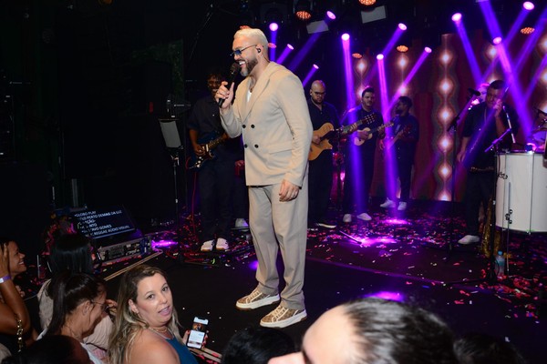 Belo lança documentário sobre sua história com show e reúne famosos