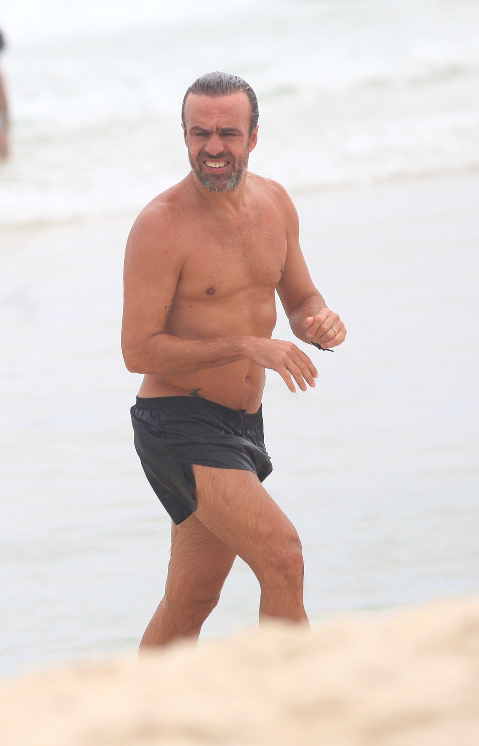 Roger Flores aproveita dia de sol ao se refrescar na praia