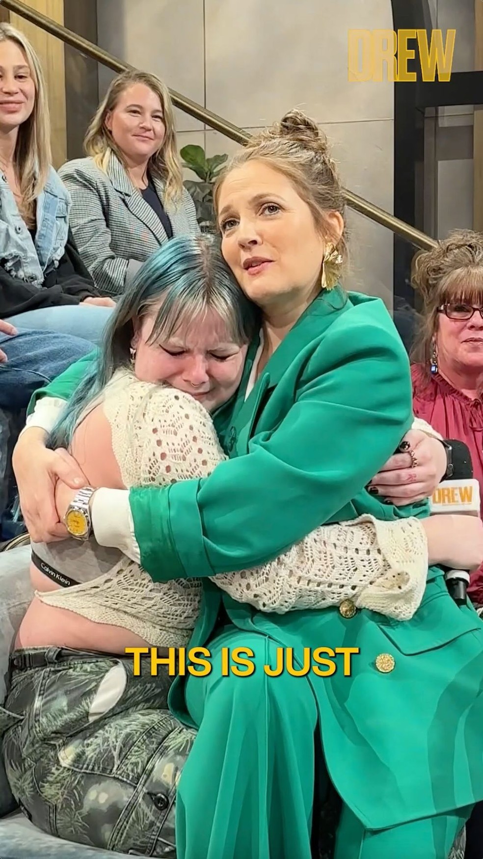 Drew Barrymore consola mulher chorando na plateia de seu programa; entenda