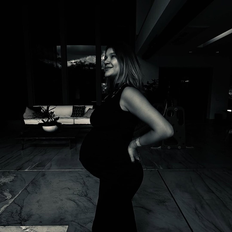 Lyandra Costa posta fotos perto de dar à luz: 'Vem logo, filha'
