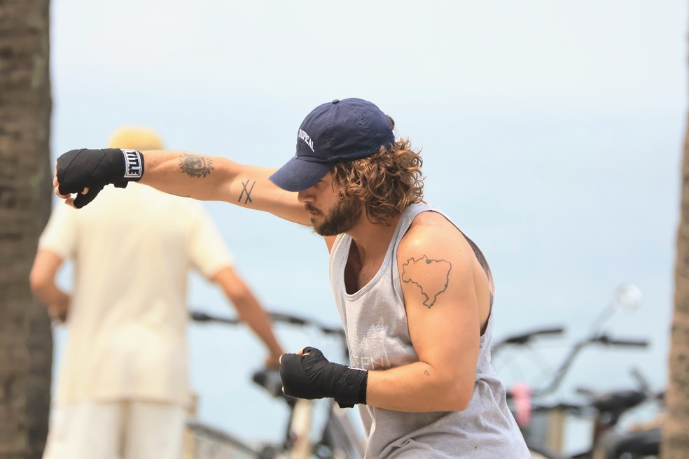 De corda a boxe, Chay Suede treina pesado em domingo de praia no Rio de ...