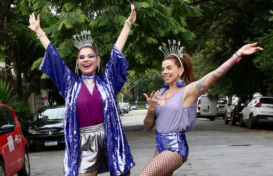 Isabel Teixeira e Penélope Nova se divertem em bloco de SP