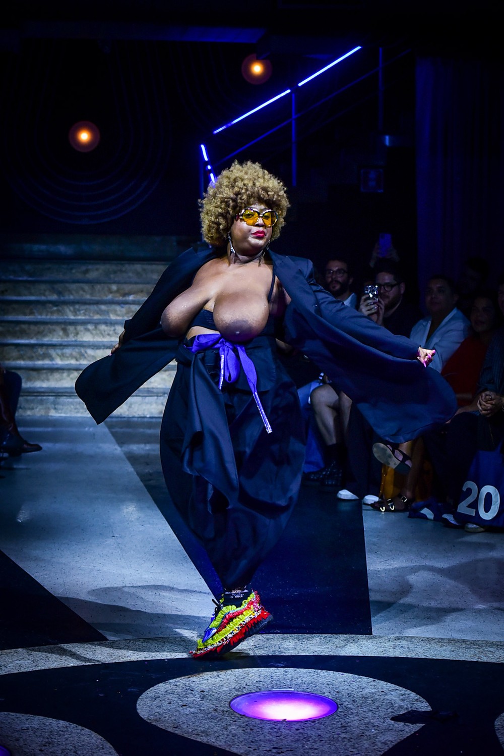 Influencer Dandara Pagu desfila com seios à mostra na SPFW