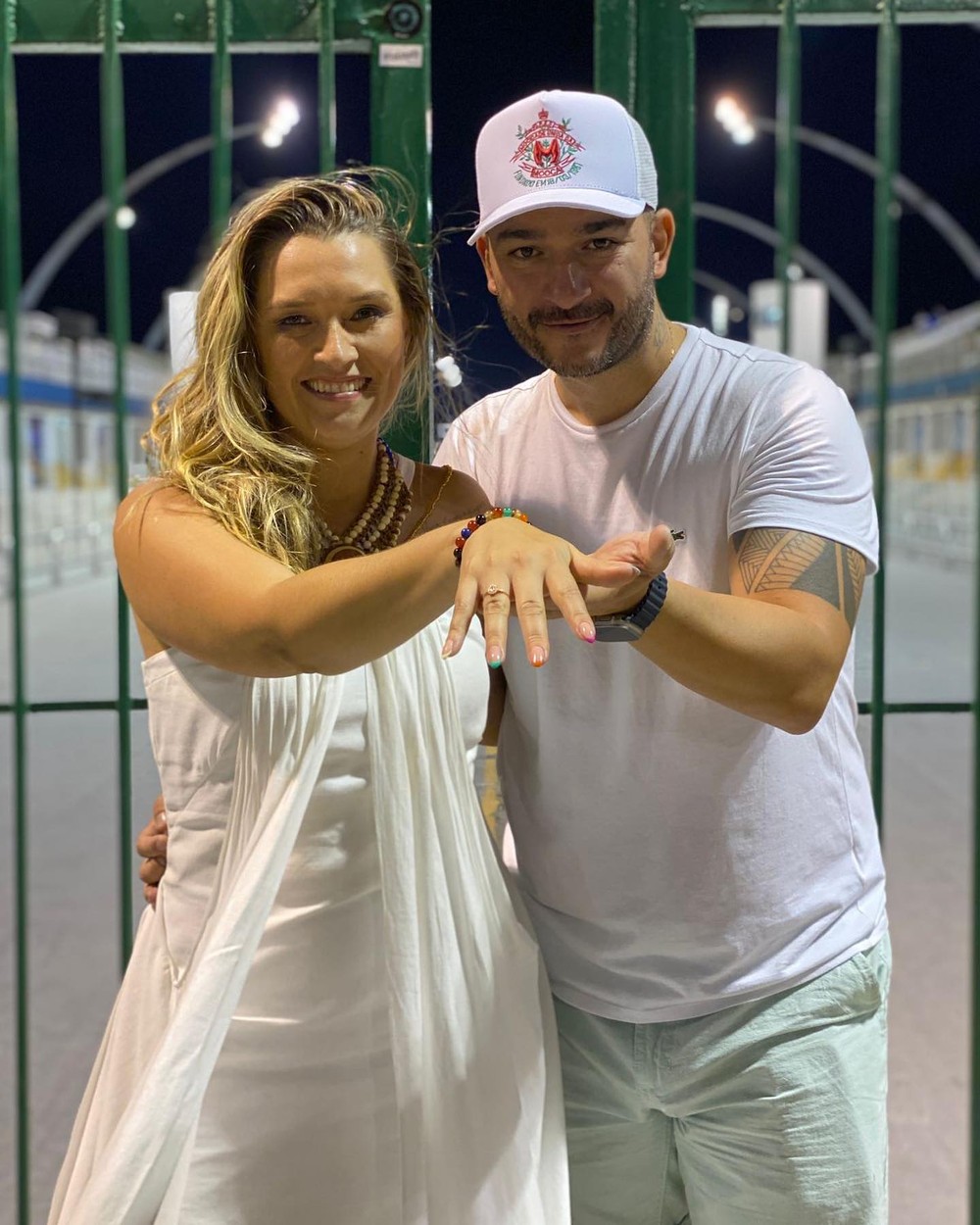 Comentarista esportiva Ana Thais Matos é pedida em casamento no Sambódromo