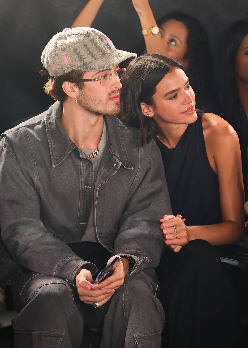 Bruna Marquezine vai acompanhada de João Guilherme a desfile de marca ...