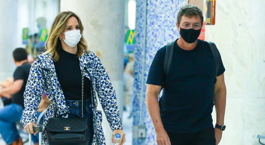 Em dia de anúncio dos BBBs, Boninho e Ana Furtado desembarcam no Rio