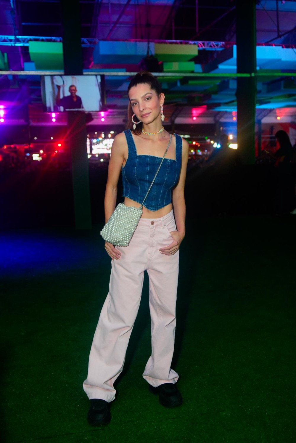 Grávida, Louise D'Tuani assiste show de Daniela Mercury