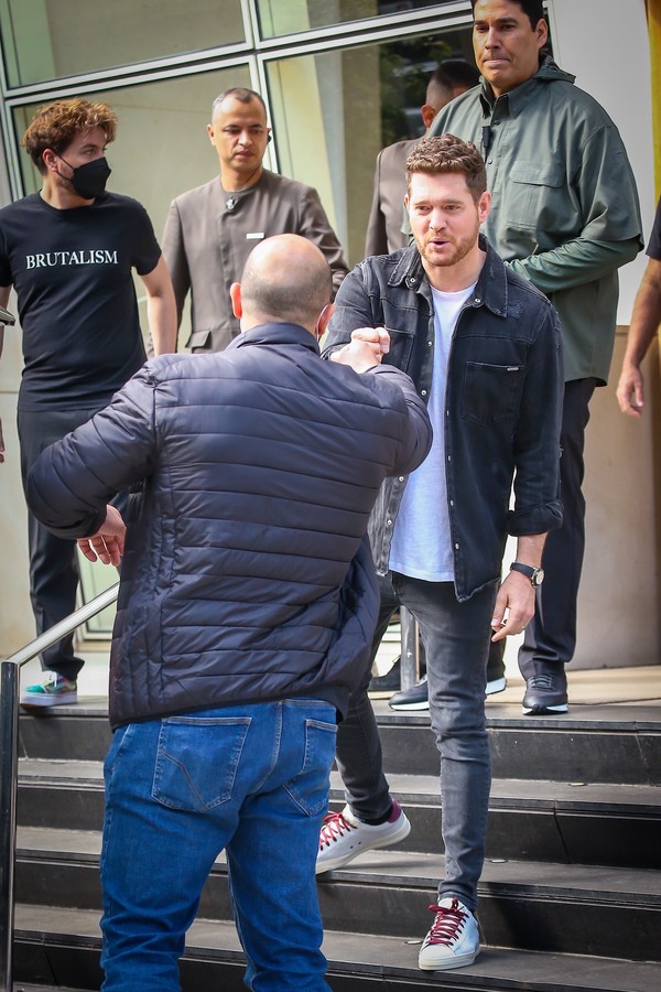 Michael Bublé acena para fãs e exibe tatuagem ao deixar hotel em São Paulo