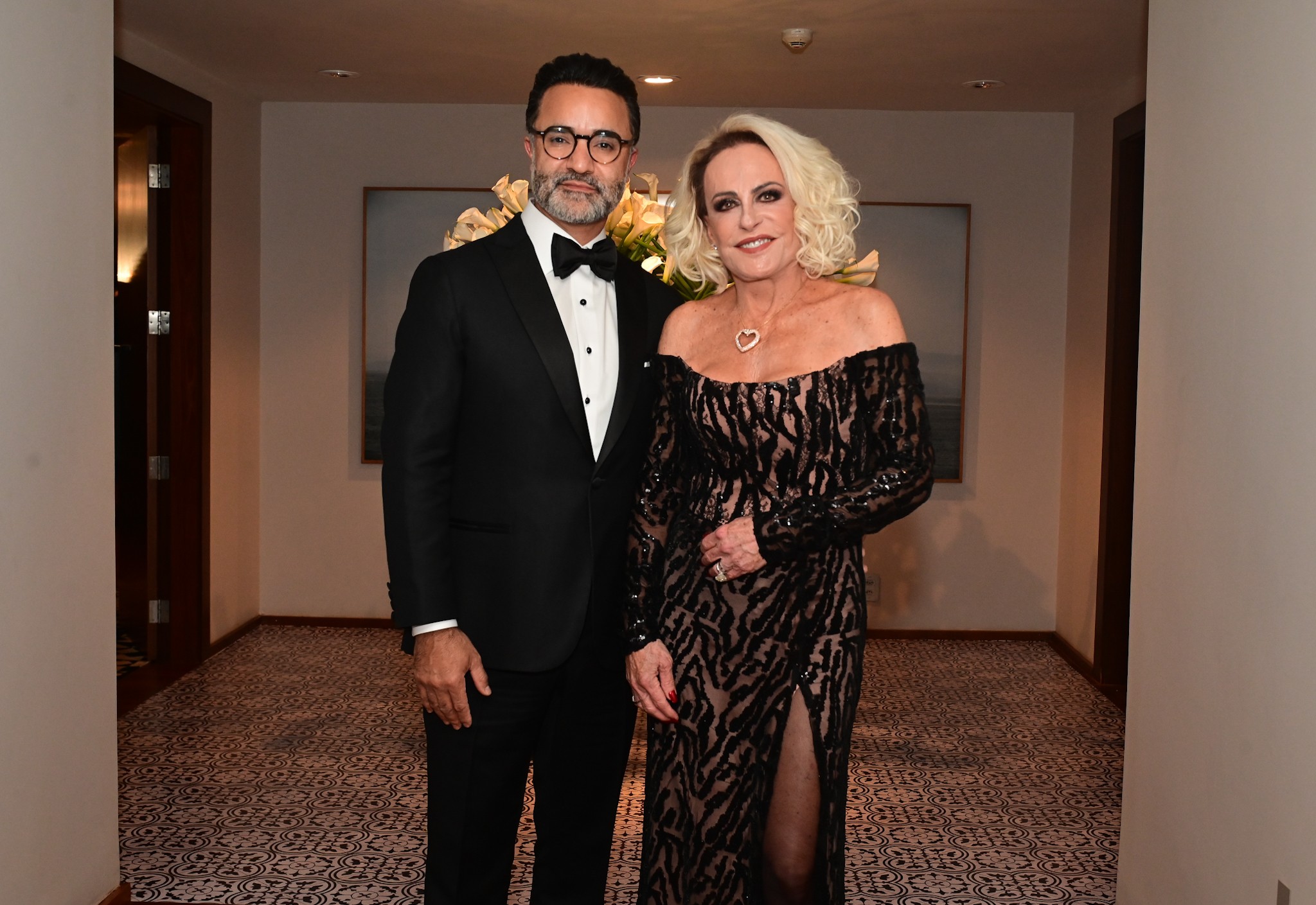 Ana Maria Braga aposta em vestido rendado com fenda para evento ao lado ...