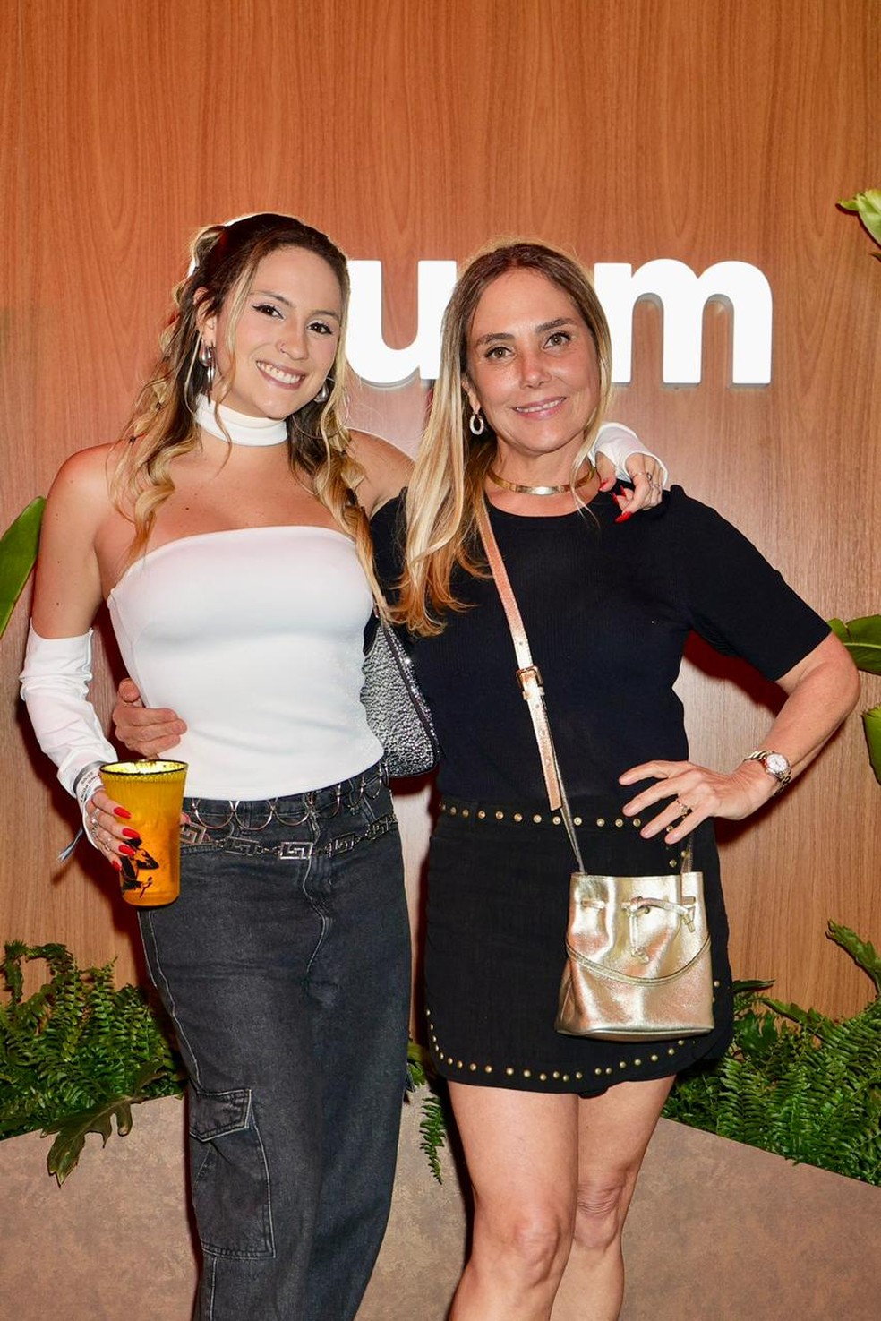 Heloísa Périssé vai ao Rock in Rio com as duas filhas e o genro; fotos
