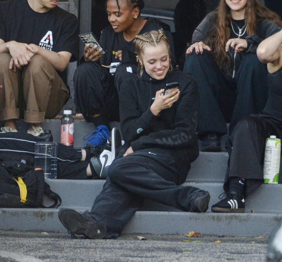 A cara da mãe! Sorridente, Shiloh se diverte com amigos em estúdio de dança