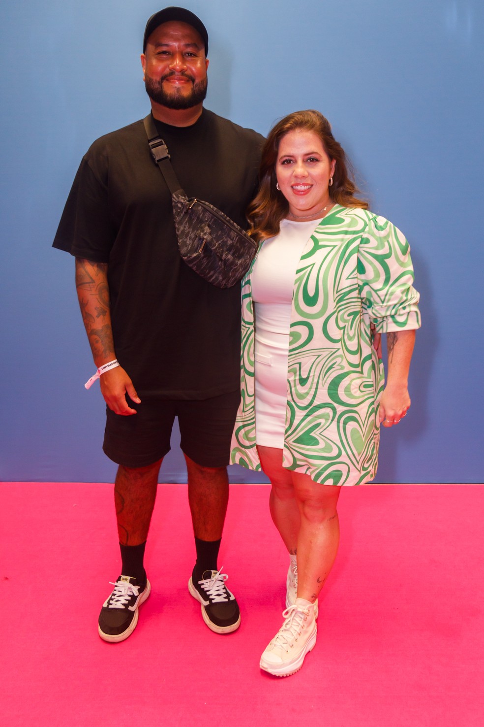 Em aparição rara, Tati Machado e marido trocam beijos em show