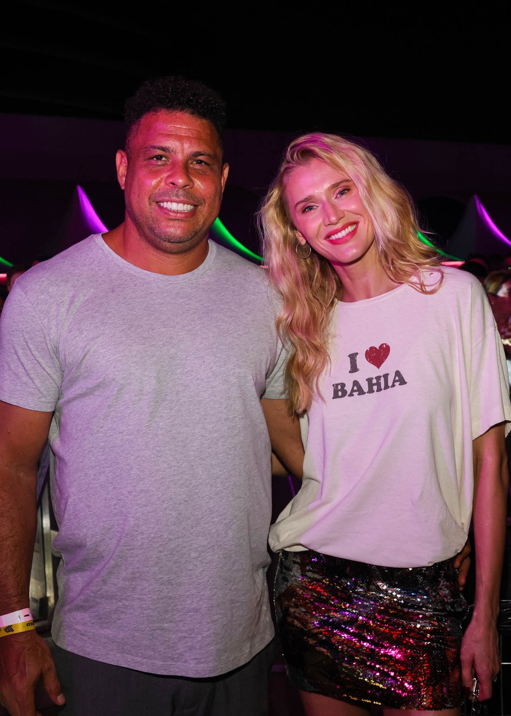 Discretos, Ronaldo e Celina Locks trocam beijos durante show em SP