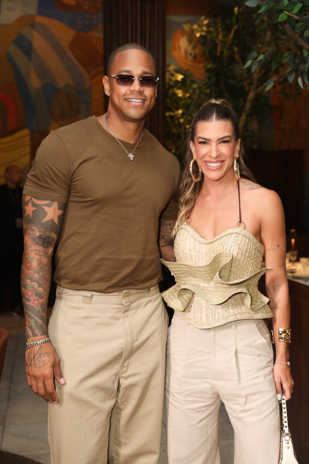 Léo Santana e Lore Improta recebem convidados da Noite da Aclamação com ...