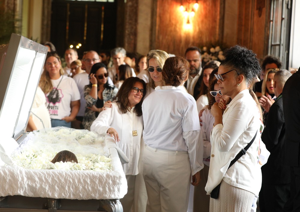 Maria Gil, irmã de Preta Gil, se emociona em velório de cantora