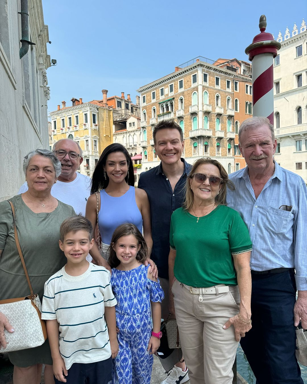 Michel Teló e Thais Fersoza curtem Veneza com os filhos e os pais; fotos