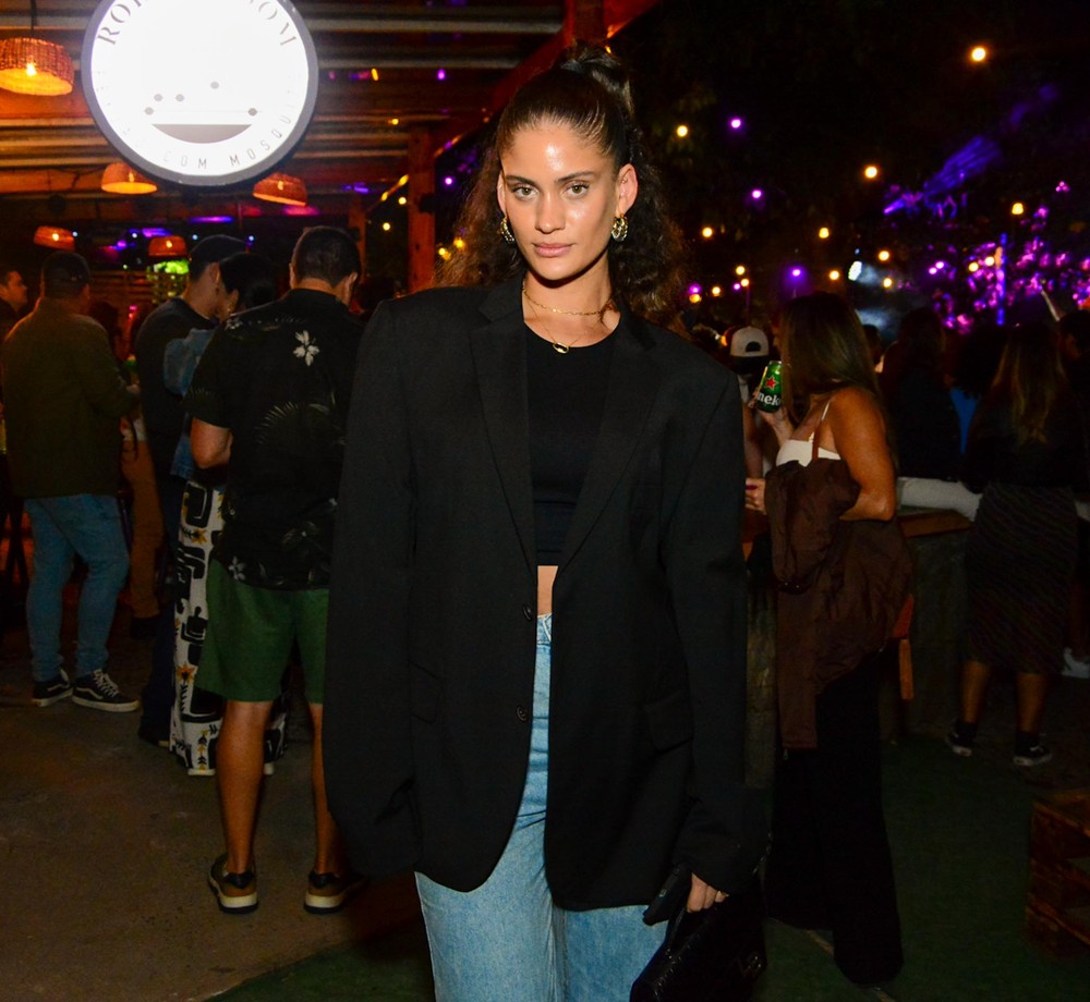 Após separação de Cauã Reymond, Mariana Goldfarb curte roda de samba no Rio