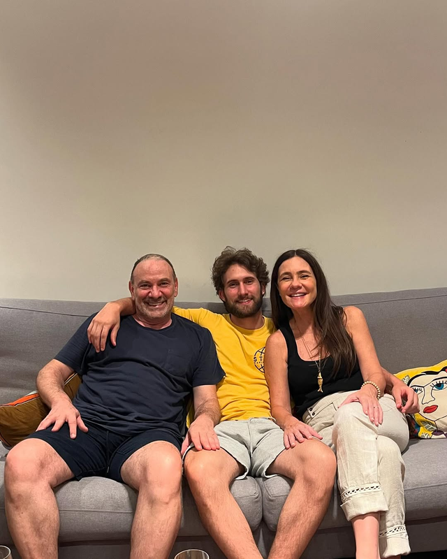 Felipe Ricca reúne os pais, Adriana Esteves e Marco Ricca, em ...